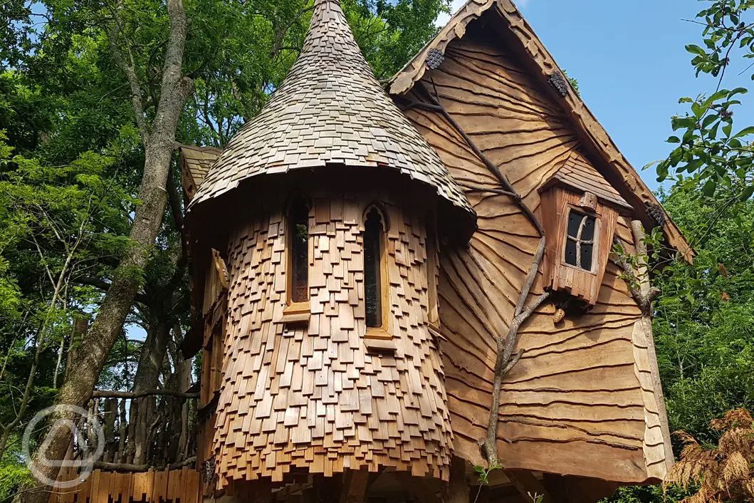 30+ treehouse holidays in the UK