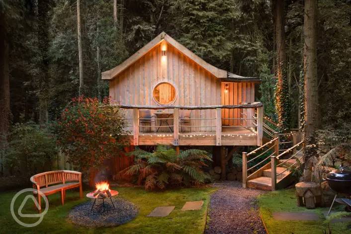 30+ treehouse holidays in the UK