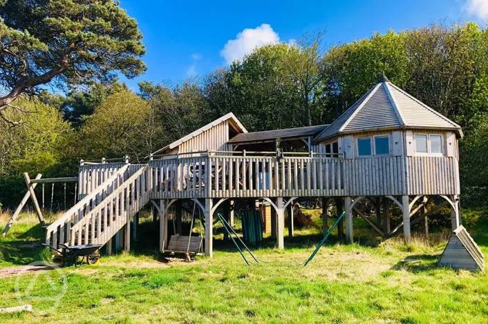 30+ treehouse holidays in the UK