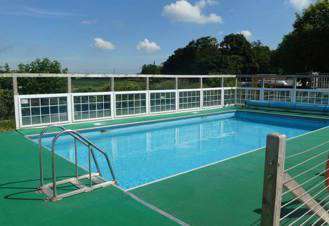 Caravan parks with swimming pools