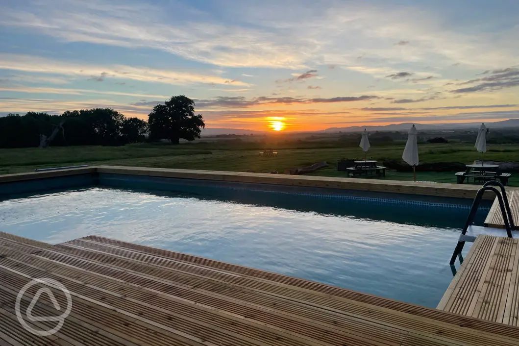 Caravan parks with swimming pools