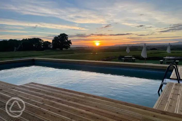 Caravan parks with swimming pools